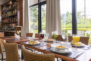 Café da manhã, almoço e jantar; culinária internacional 