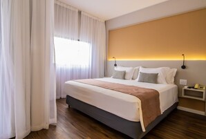 Suíte executiva | Frigobar, cofres nos quartos, escrivaninha, roupa de cama