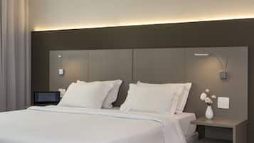 Luxo Casal - 1 Cama Queen | Minibar, cofre no quarto, secretária