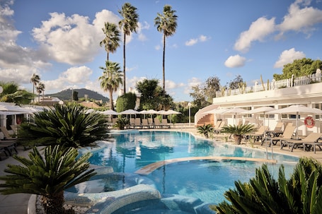 Piscina interior, piscina exterior, guarda-sóis, espreguiçadeiras . Catalonia Del Mar - Adults Only