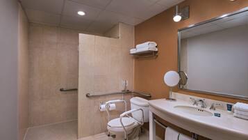 Quarto, 1 cama Queen | Banheiro | Secador de cabelo, sabonete, shampoo, papel higiênico