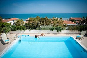 Piscina exterior sazonal, guarda-sóis, espreguiçadeiras