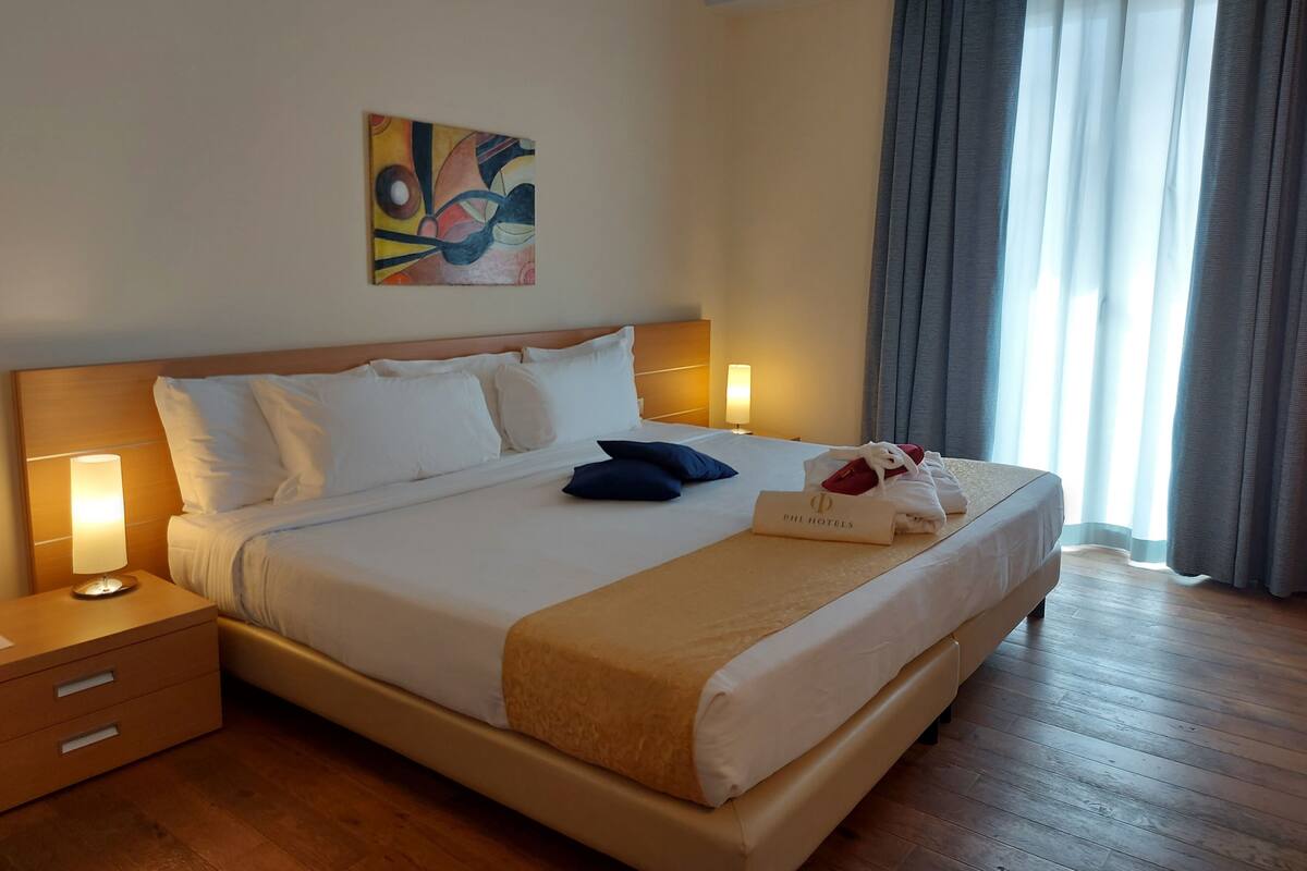 Roupa hipoalergénica, minibar, cofre no quarto, secretária