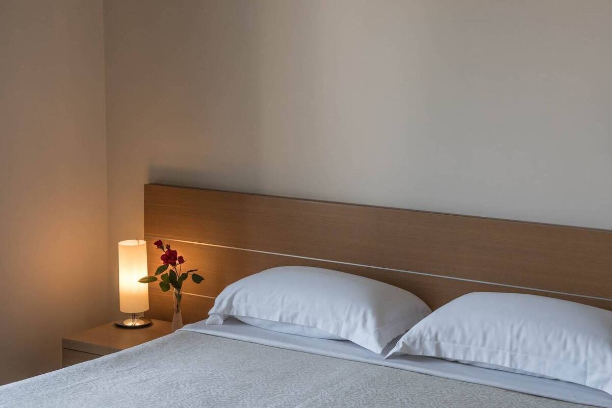 Quarto Cidade | Roupa hipoalergénica, minibar, cofre no quarto, secretária