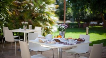 Pequenos-almoços e jantares servidos, com vista para o jardim 