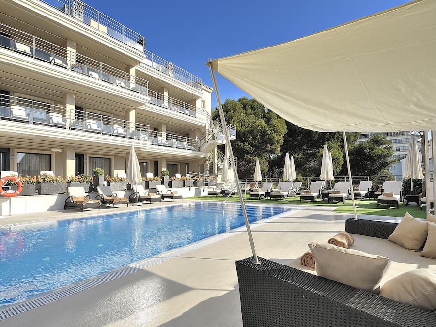 Piscina interior, 2 piscinas exteriores, aberta 24 horas, guarda-sóis