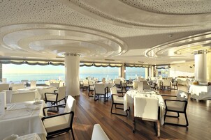 Café da manhã com buffet grátis todos os dias
