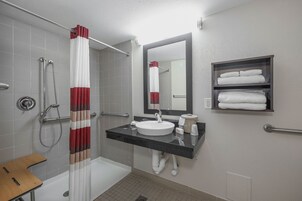 Quarto Deluxe, 2 camas de casal, acessível, não fumadores (Roll-In Shower) | Casa de banho | Uma combinação polibã/banheira, artigos de higiene pessoal grátis 