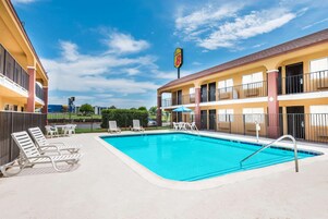 Piscina externa sazonal, funciona das 9h às 21h30, guarda-sóis