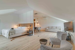 Suite (Club House) | Minibar, cofre no quarto, secretária, cortinas/cortinados opacos