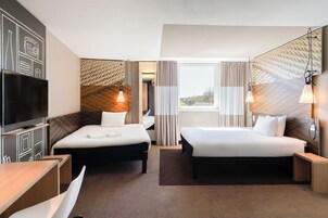 Quarto família, 2 camas de casal | Roupas de cama premium, escrivaninha, espaço de trabalho para notebook