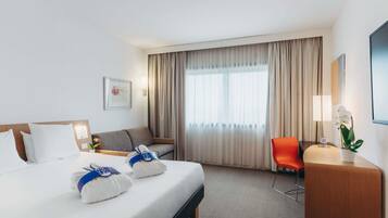 Quarto Executivo, 1 cama king-size e sofá-cama | Roupa de alta qualidade, edredões de penas