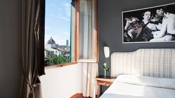 Quarto superior | Frigobar, cofres nos quartos, escrivaninha, quartos à prova de som