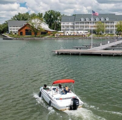 Econo Lodge Inn & Suites Canandaigua - Fingers Lake Area