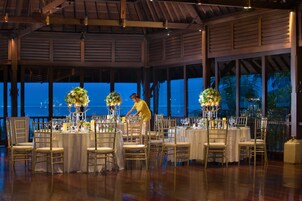 2 restaurantes, pequenos-almoços servidos 