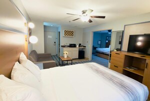 Suíte, 2 quartos, para não fumantes | Escrivaninha, espaço de trabalho para notebook