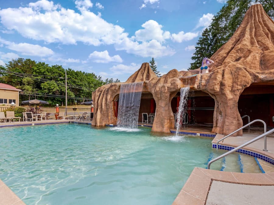 3 piscinas internas, piscina externa sazonal, espreguiçadeiras