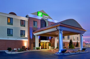 Um hotel Holiday Inn Express & Suites com entrada coberta e fachada de tijolos.