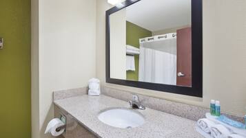 Uma combinação polibã/banheira, um secador de cabelo