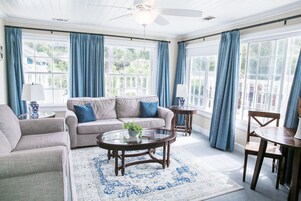 Suíte, 1 cama King | Sala de estar | TV, livros