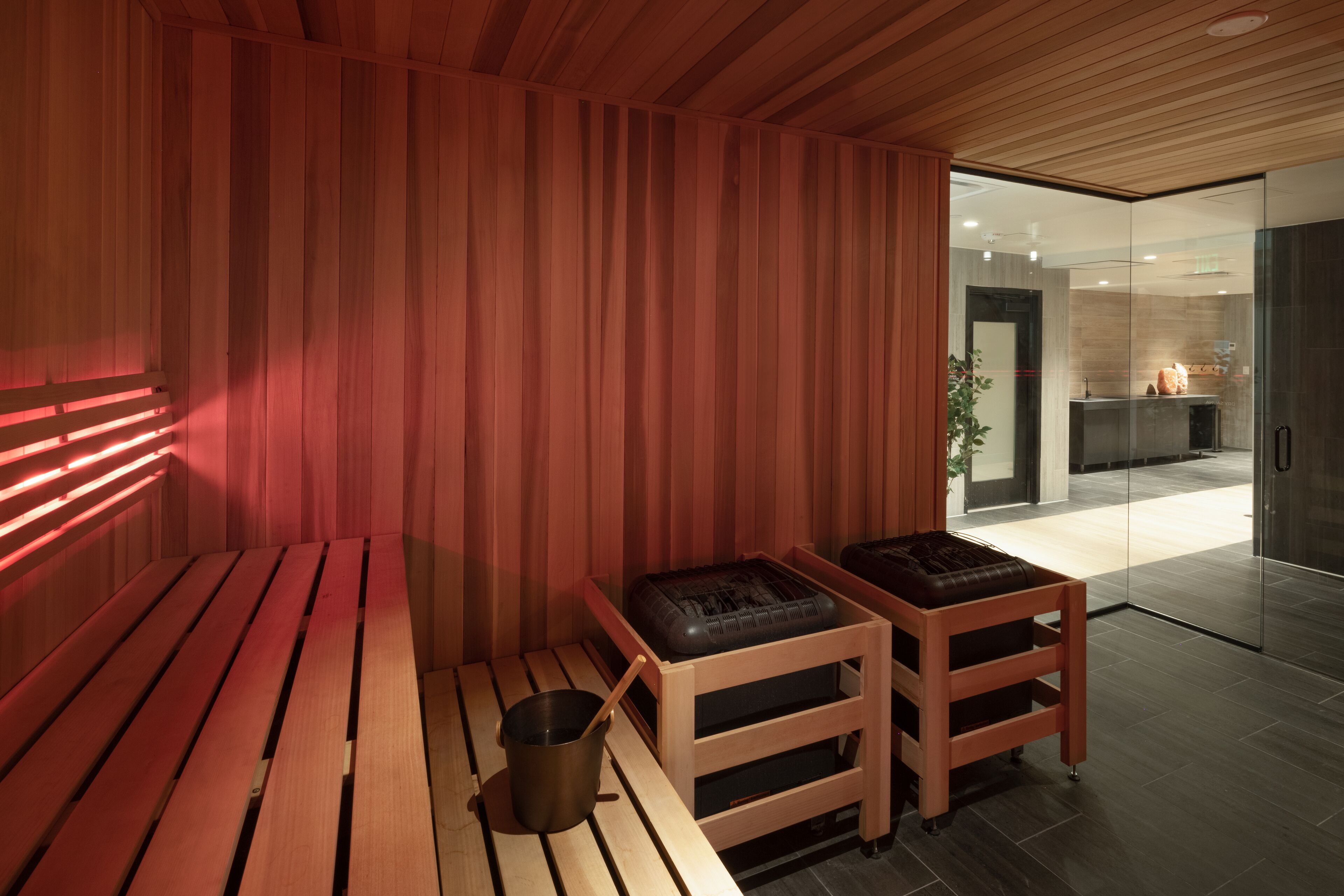 Uma sauna com bancos de madeira e um banco com almofada.