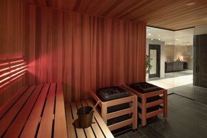 Uma sauna com bancos de madeira e um banco com almofada.