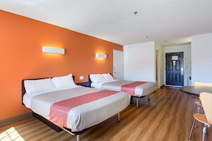 Quarto standard, 2 camas Queen, para não fumantes | Wi-Fi de cortesia, roupa de cama, despertadores