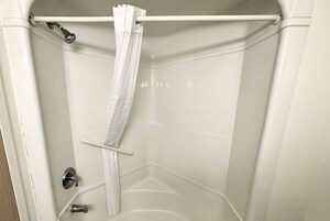 Quarto, 2 camas de casal, para não fumantes | Banheiro | Chuveiro, toalhas de banho