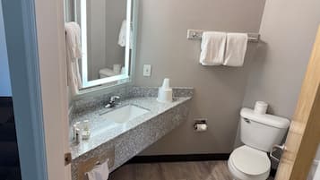 Quarto, 2 camas de casal, para não fumantes | Banheiro | Chuveiro/banheira combinados, produtos de toalete grátis