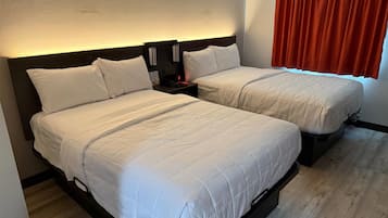 Quarto, 2 camas de casal, para não fumantes | 1 quarto, roupas de cama premium, escrivaninha, cortinas blackout
