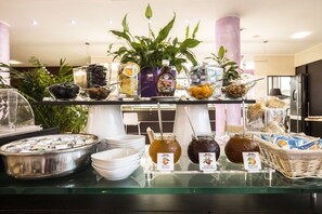 Café da manhã com buffet todos os dias mediante uma taxa