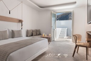 Luxury Honeymoon Suite with Outdoor Hot Tub | Minibar, cofre com capacidade para portátil, quartos insonorizados 