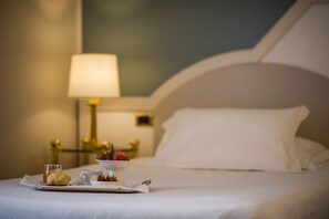 Quarto casal luxo | Edredons de pluma, frigobar, cofres nos quartos, escrivaninha