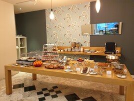 Pequeno-almoço tipo buffet diário (13 EUR por pessoa) 