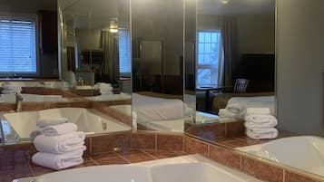 Suíte superior, 1 cama King (Whirlpool Bath) | Banheiro | Produtos de toalete grátis, secador de cabelo, toalhas de banho