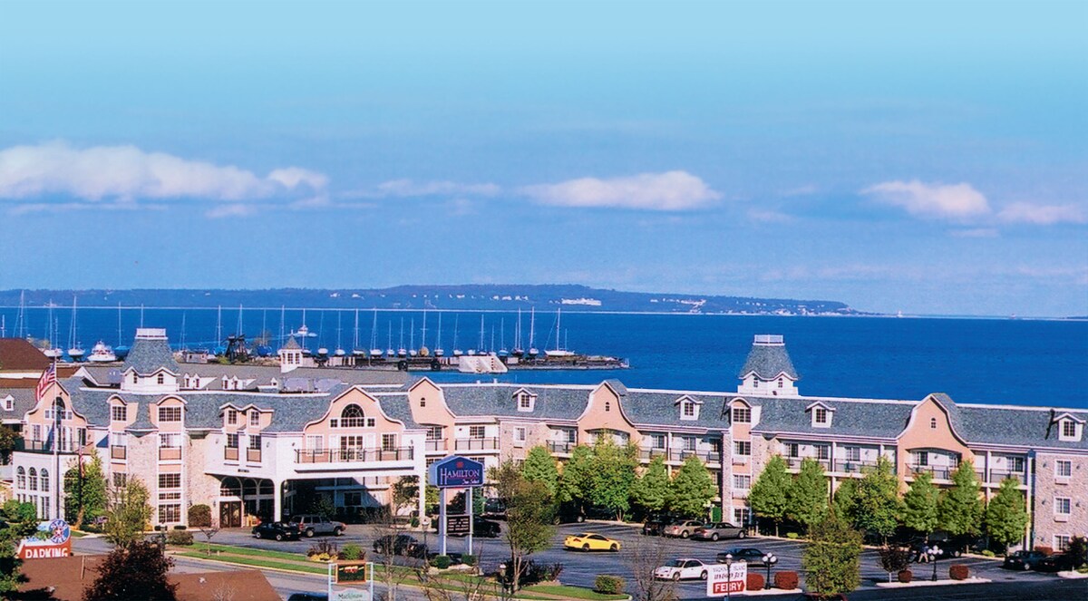 Hamilton Inn Select Beachfront Mackinaw City Reviews, Deals & Photos ...