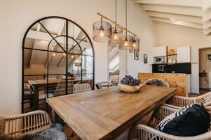 Loft | Roupas de cama antialérgicas, frigobar, cofres nos quartos