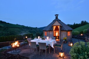 Serviço de café da manhã, culinária regional, restaurante ao ar livre 