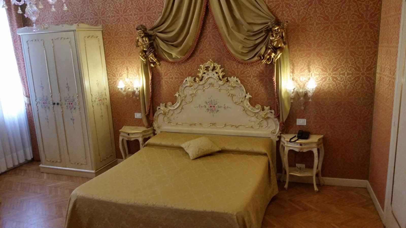 Cofre no quarto, secretária, quartos insonorizados 