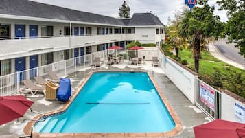 Piscina exterior sazonal