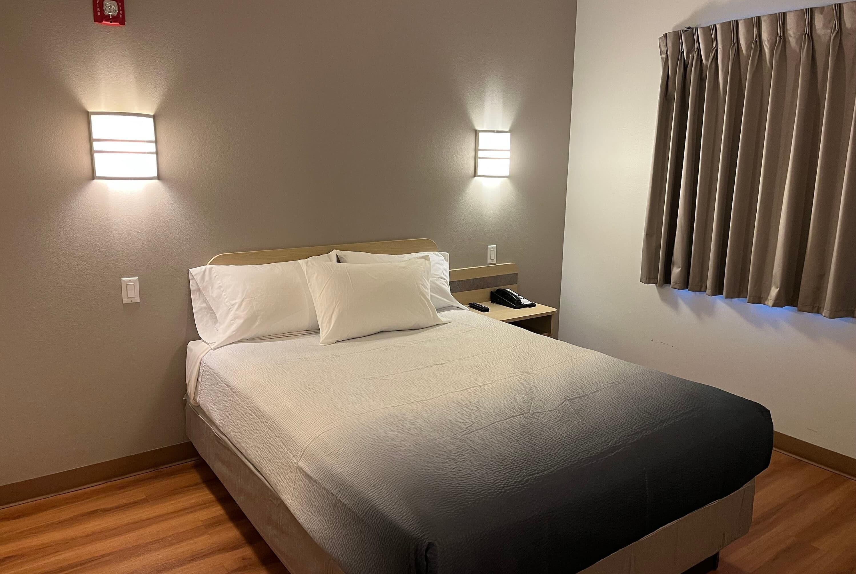 Quarto, 1 cama Queen, acessível para pessoas com deficiência física (Roll-in Shower) | Escrivaninha, espaço de trabalho para notebook, Wi-Fi de cortesia