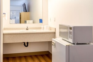 Chuveiro/banheira combinados, toalhas de banho, sabonete 