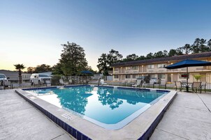 Piscina exterior, espreguiçadeiras 