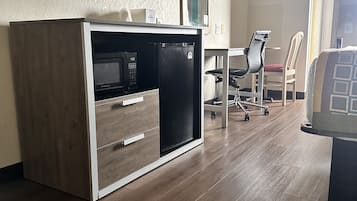 Quarto, 1 cama king-size, acessível, não fumadores (Mobility Bathtub w/Grab Bars) | Ferro/tábua de engomar, Wi-fi grátis, roupa de cama fornecida