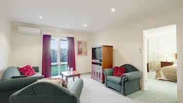 Apartamento standard, 1 cama Queen, para não fumantes, cozinha (Separate Lounge) | Frigobar, escrivaninha, quartos à prova de som