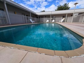 Piscina exterior, espreguiçadeiras