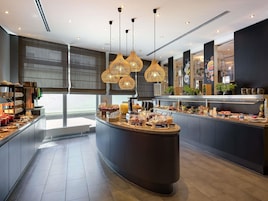 Pequeno-almoço tipo buffet mediante uma taxa aos fins de semana