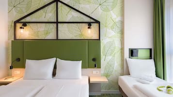 Quarto, várias camas | Roupa hipoalergénica, cofre com capacidade para portátil, secretária