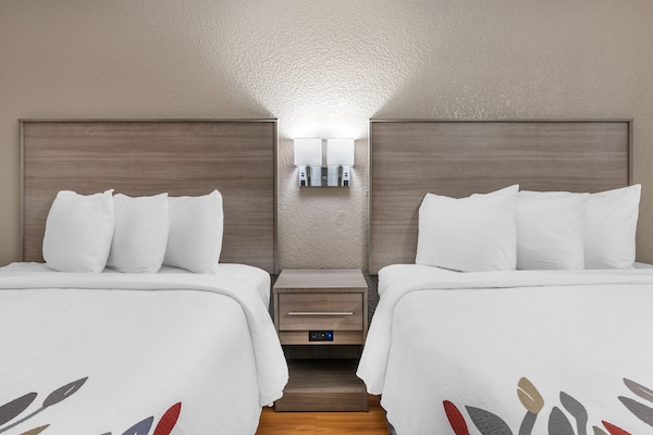 Quarto superior, 2 camas Queen, acessível, para não fumantes | Escrivaninha, espaço de trabalho para notebook