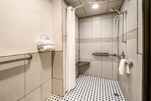 Quarto, 1 cama Queen, acessível, para não fumantes | Escrivaninha, quartos à prova de som, camas extras/dobráveis (sobretaxa)